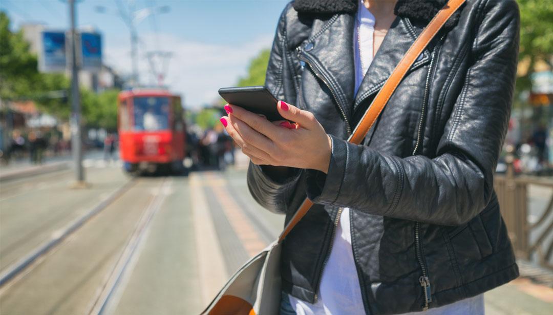 SMS verschicken und WhatsAppen führt zum Smartphone-Nacken – Reader's ...